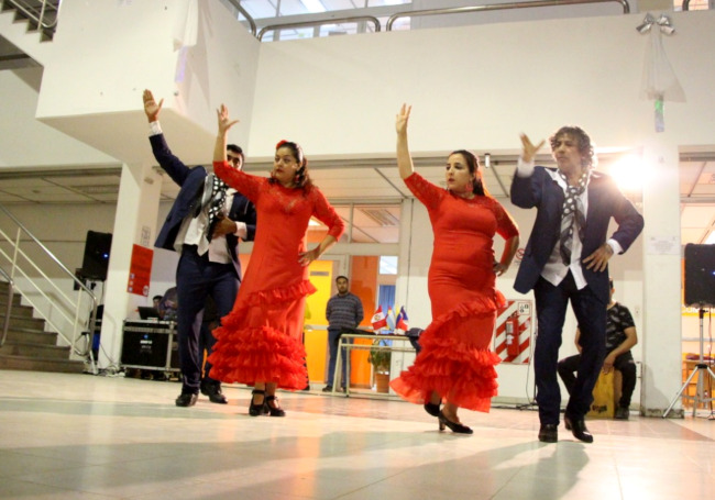 Colorida muestra de danzas típicas y latinoamericanas en la UNLaR